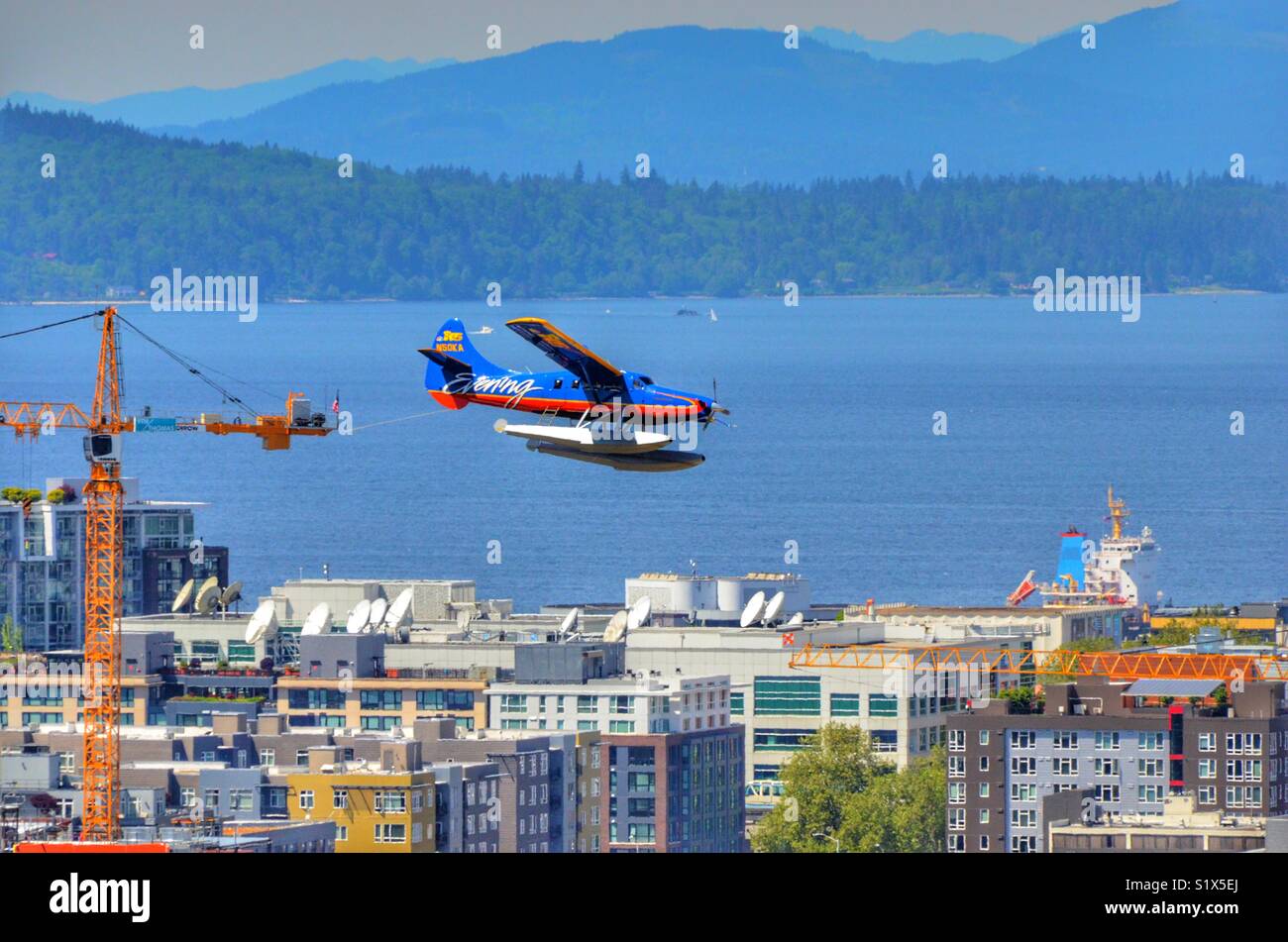 Evening magazine float plane landing on lake union in Seattle ...
