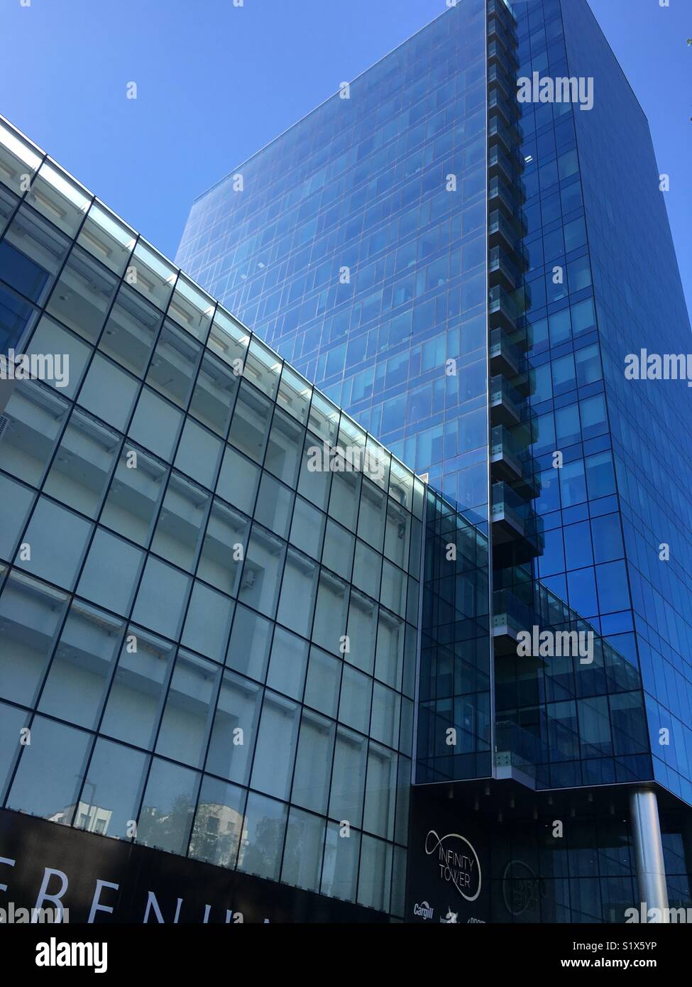 Infinity office hi-res stock photography and images - Alamy