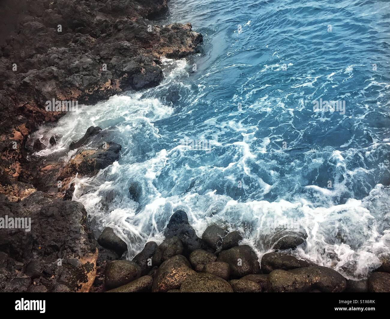 Waves crashing on the rocky shore at captain cook bay, big island ...