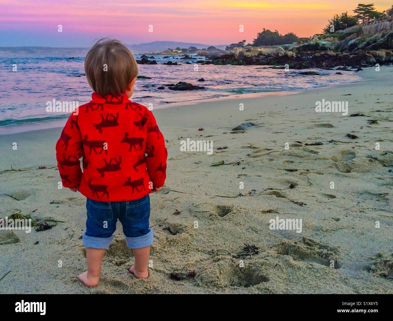 Boy watching the sunset hi-res stock photography and images - Alamy