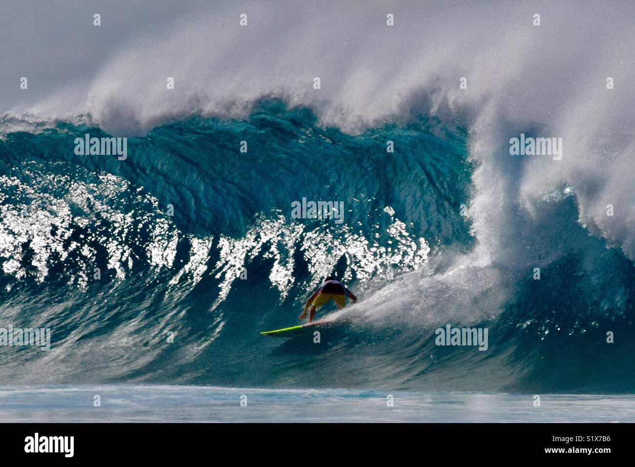Surfing pipeline hawaii oahu hi-res stock photography and images - Alamy