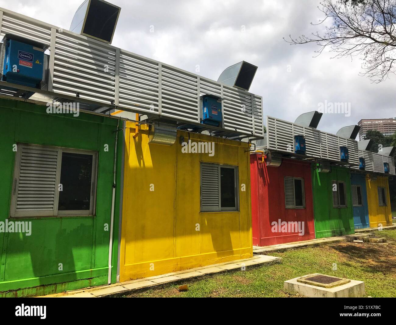 Red building singapore hi-res stock photography and images - Alamy