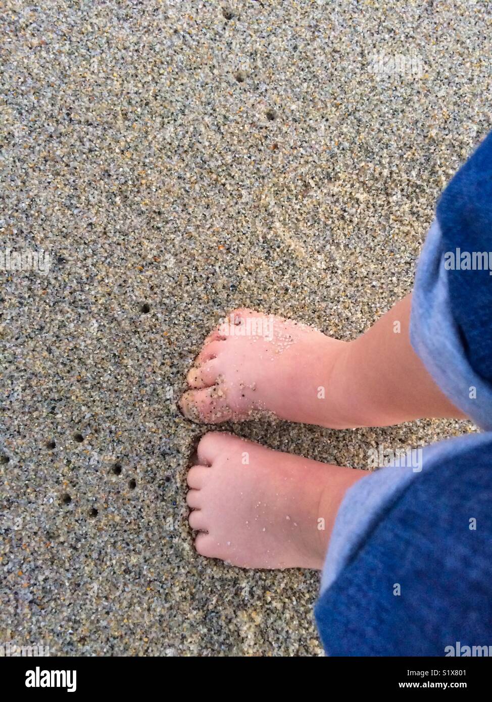 Child feet sand hi-res stock photography and images - Alamy