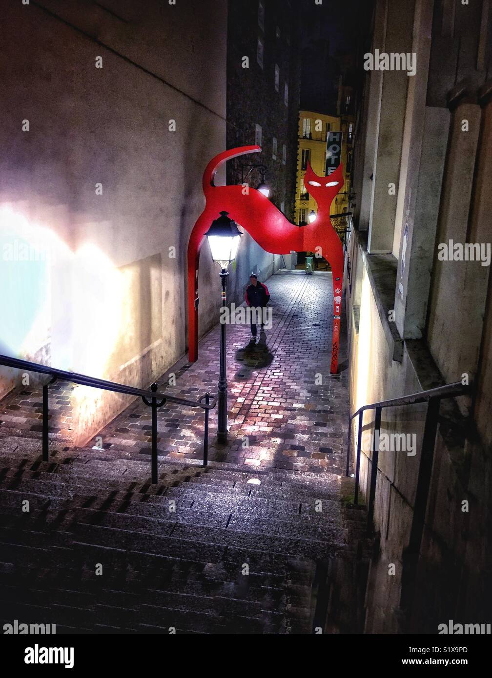 A dark alleyway in Paris Stock Photo - Alamy