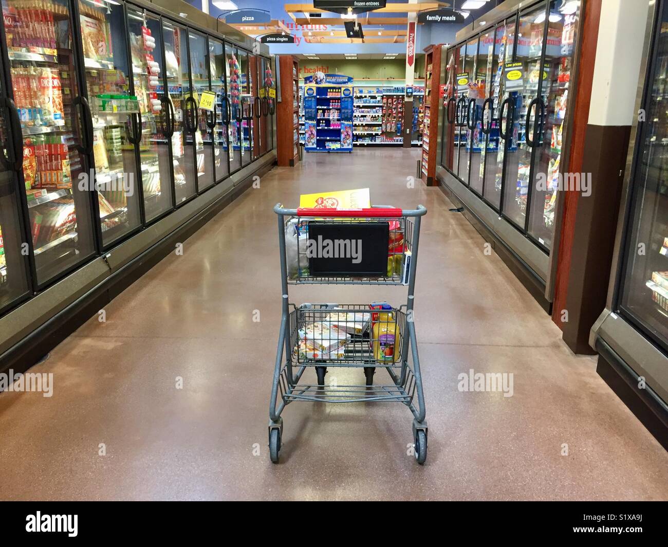 Grocery store aisle cart hi-res stock photography and images - Alamy