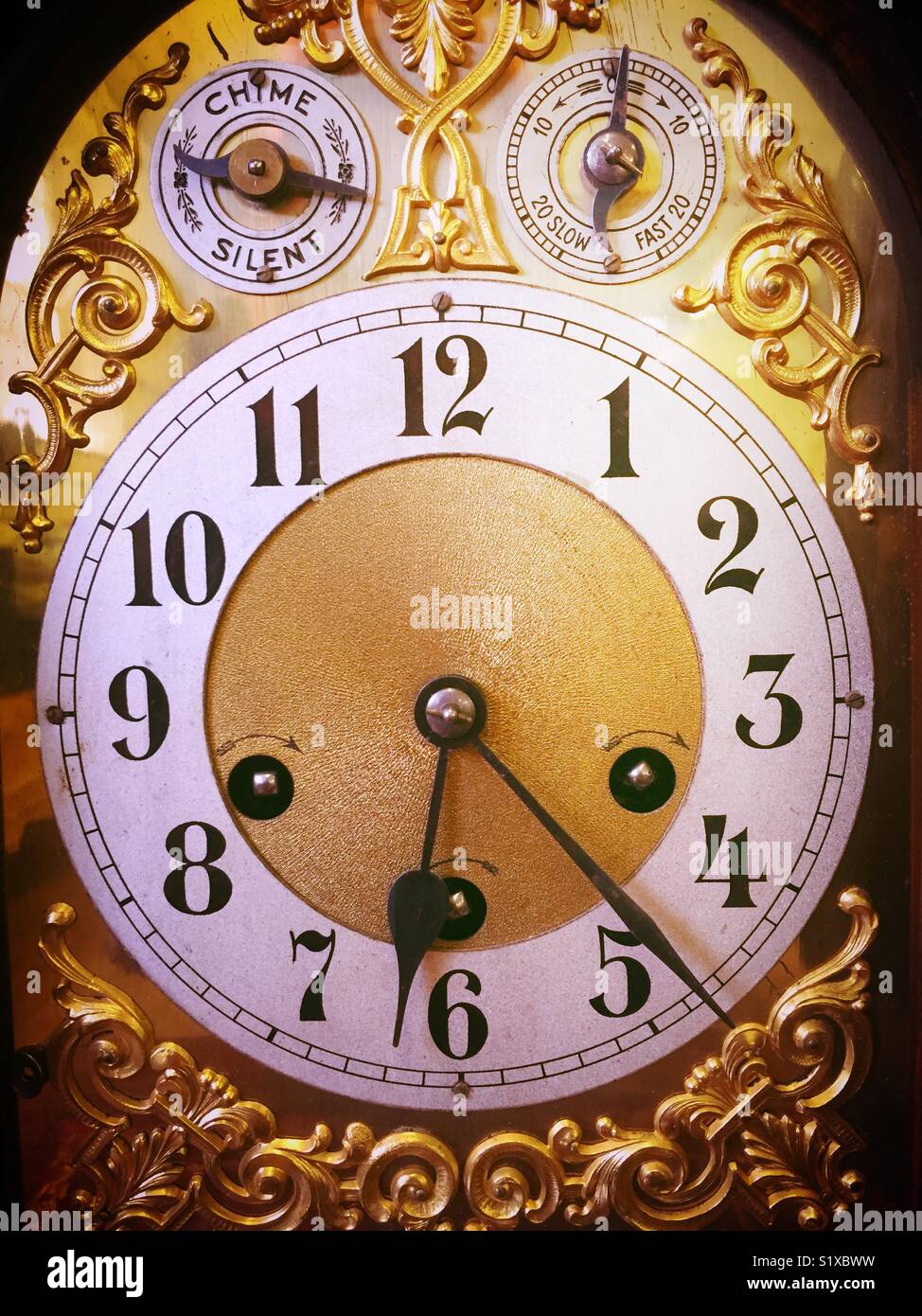 Gold clock hands hi-res stock photography and images - Alamy