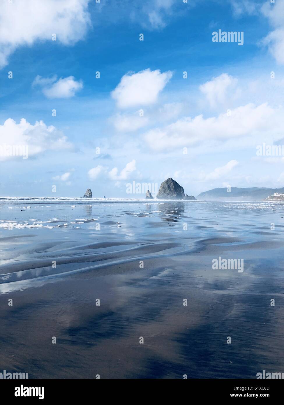 Canon beach haystack rock hi-res stock photography and images - Alamy