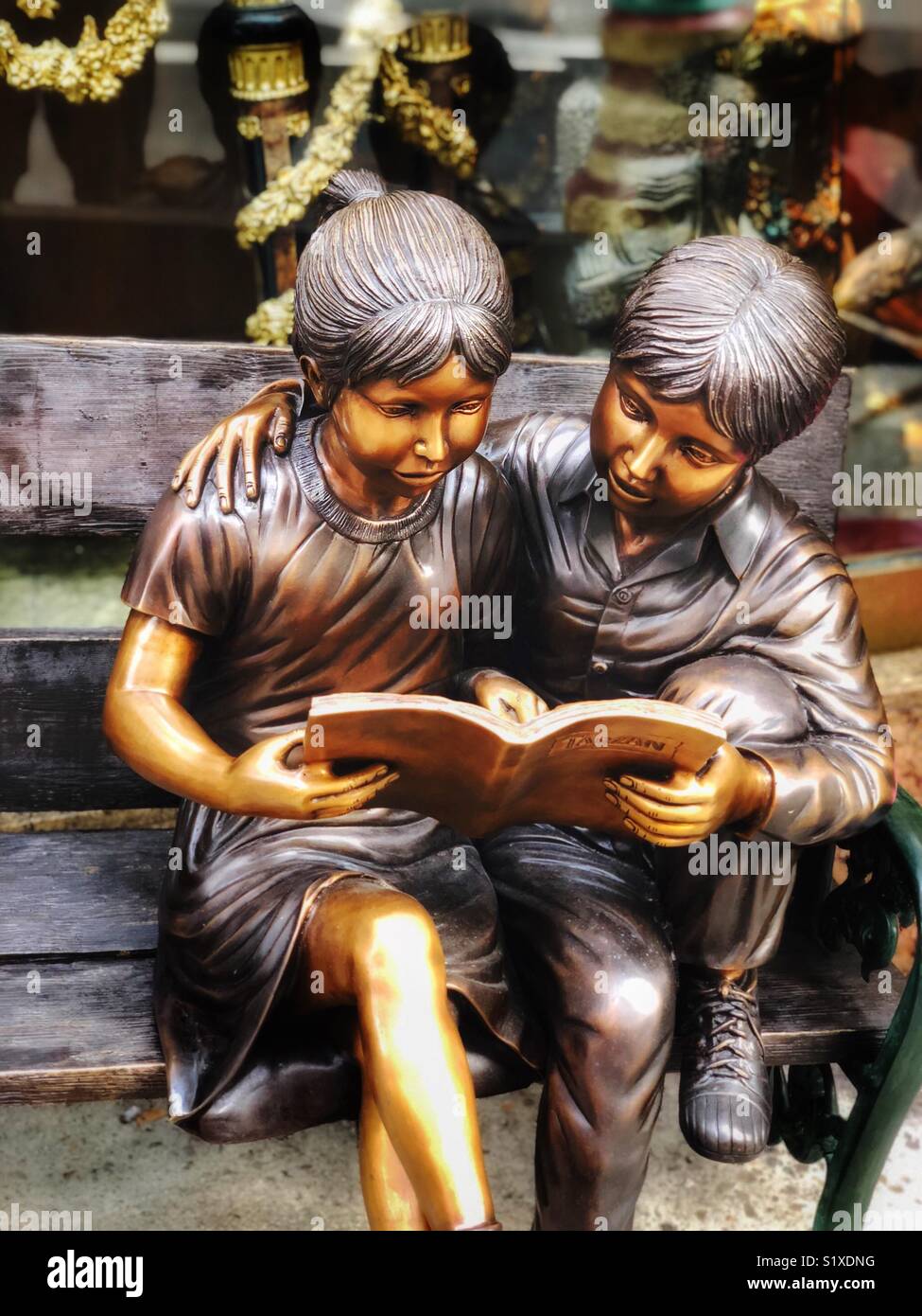 Child gold statue hi-res stock photography and images - Alamy