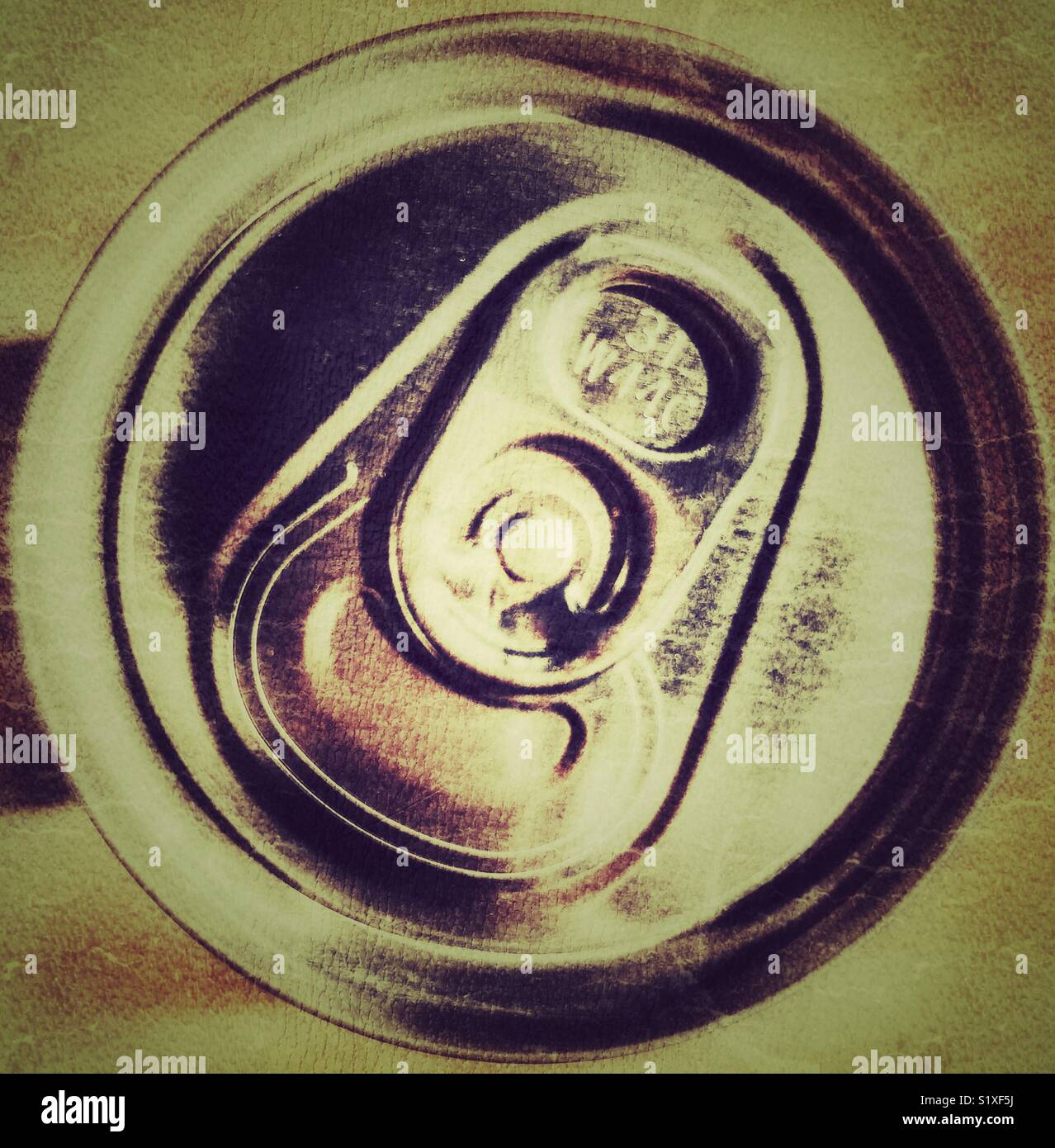 Top of a fizzy drink can Stock Photo - Alamy