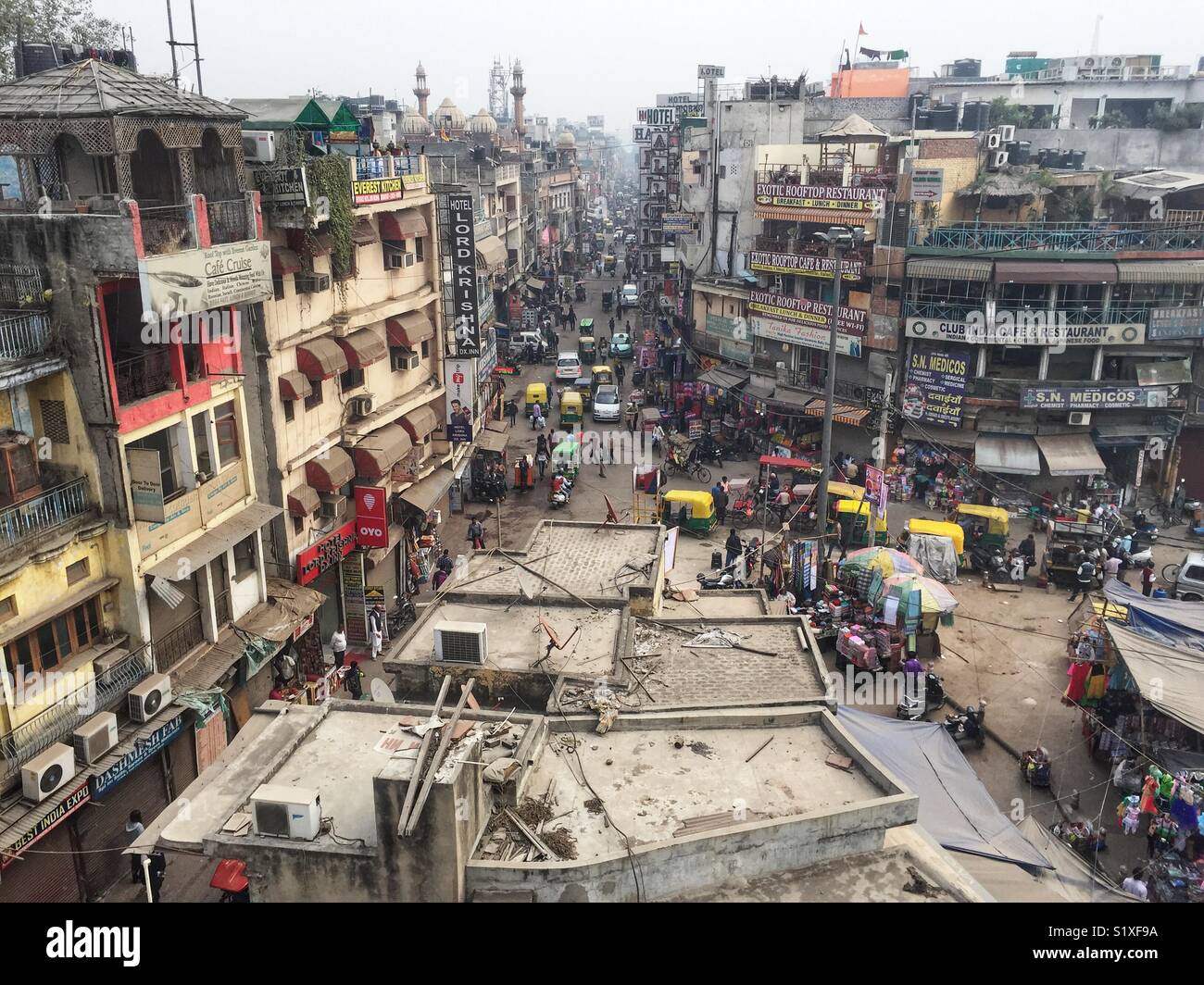 View of the busy Paharganj area in Delhi, India Stock Photo - Alamy