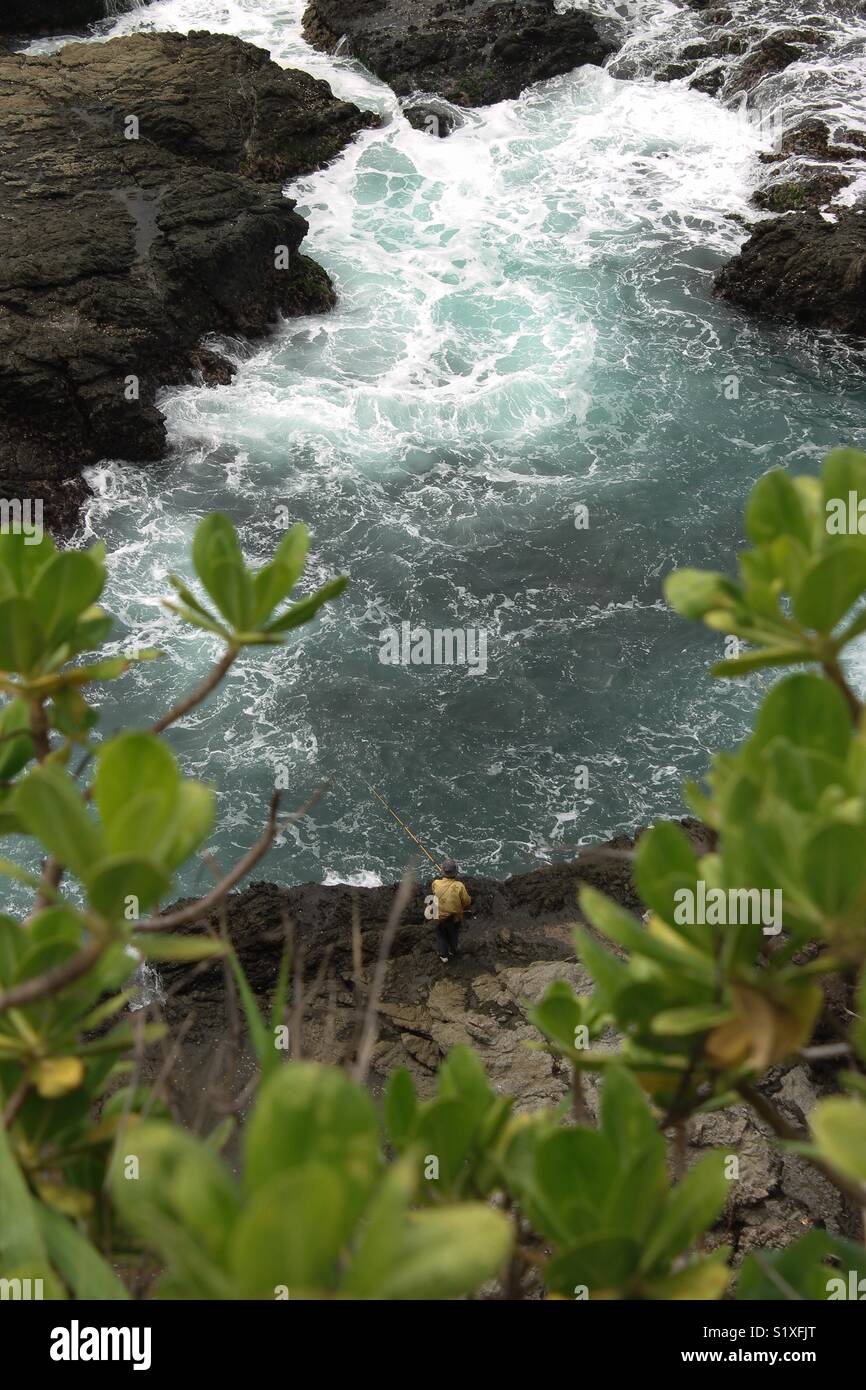 Waves around rock hi-res stock photography and images - Alamy