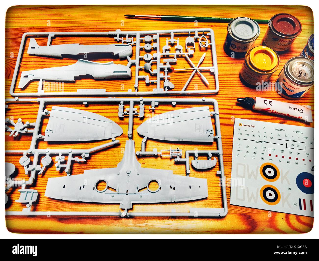 Airfix 1:72 scale Supermarine Spitfire Mk1a model aircraft with paints and glue Stock Photo - Alamy