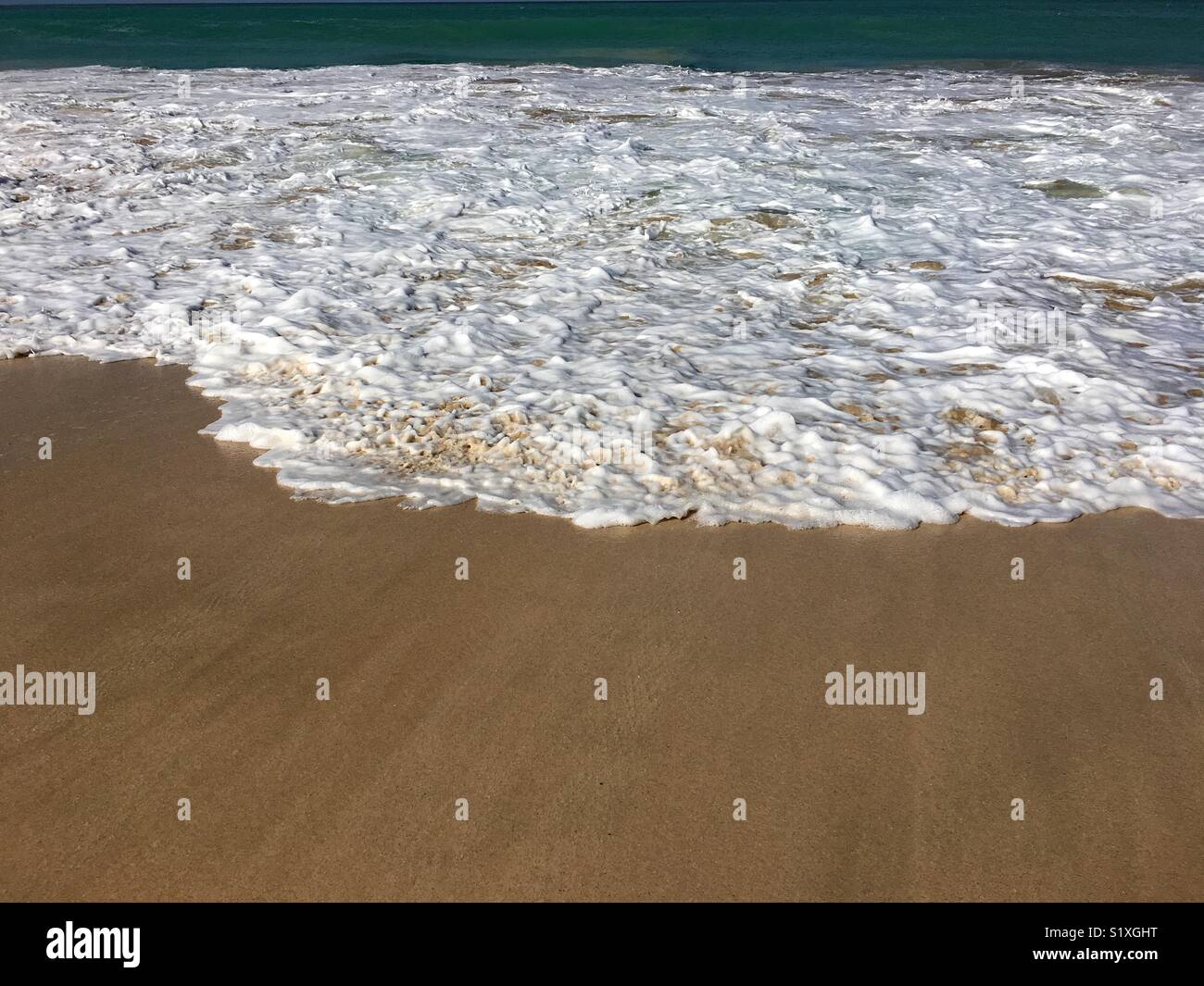Foam incoming sea tide hi-res stock photography and images - Alamy