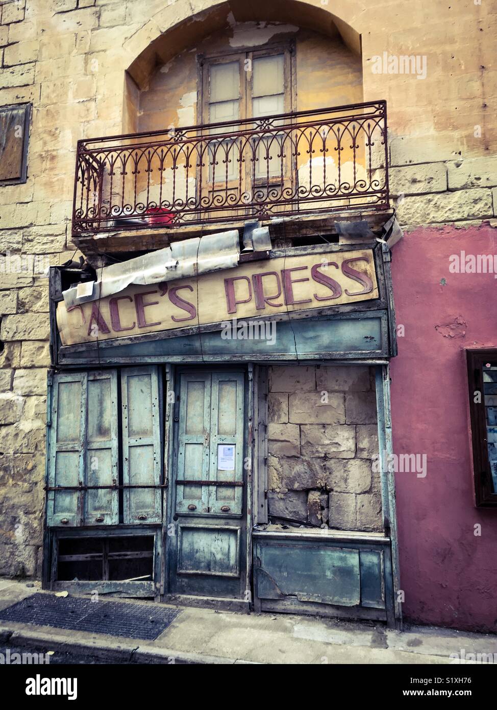 Shuttered storefront hi-res stock photography and images - Alamy