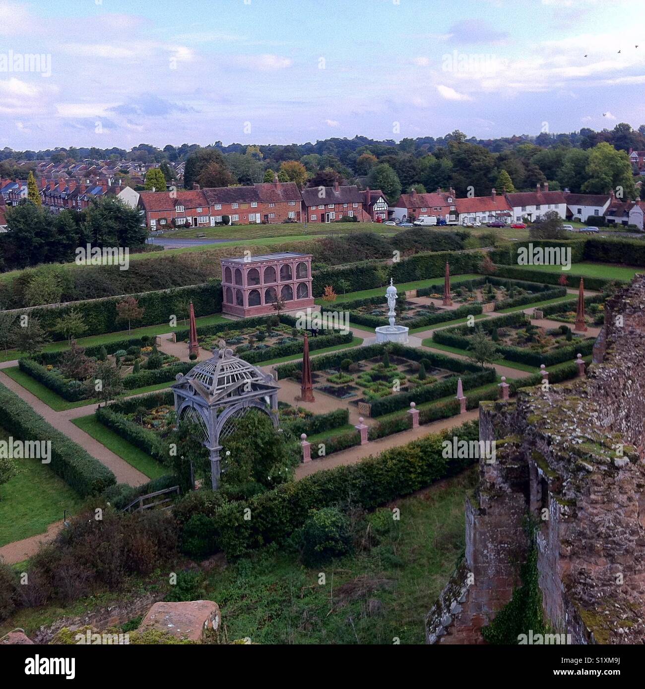 Elizabethan Garden, Kenilworth Castle Stock Photo - Alamy