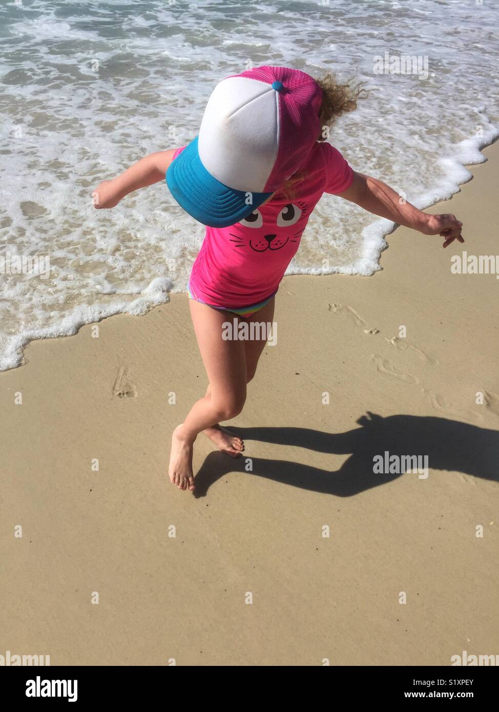 Kids running from waves hi-res stock photography and images - Alamy