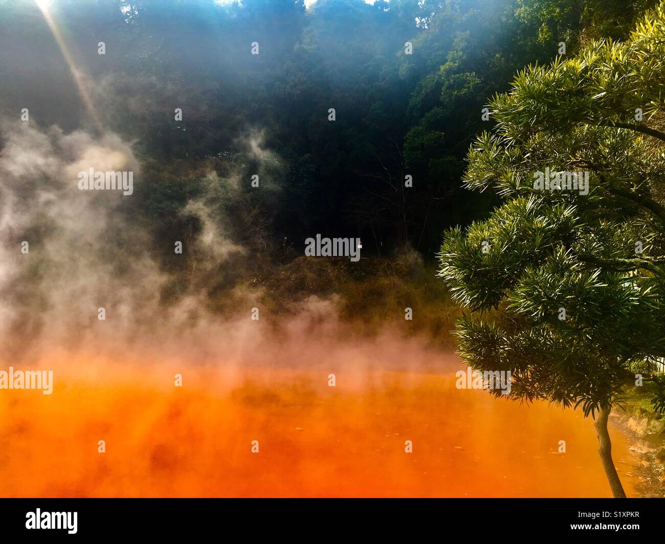 Chinoike Jikogu ( Blood pond hell ) geothermal pool in Beppu, Japan ...