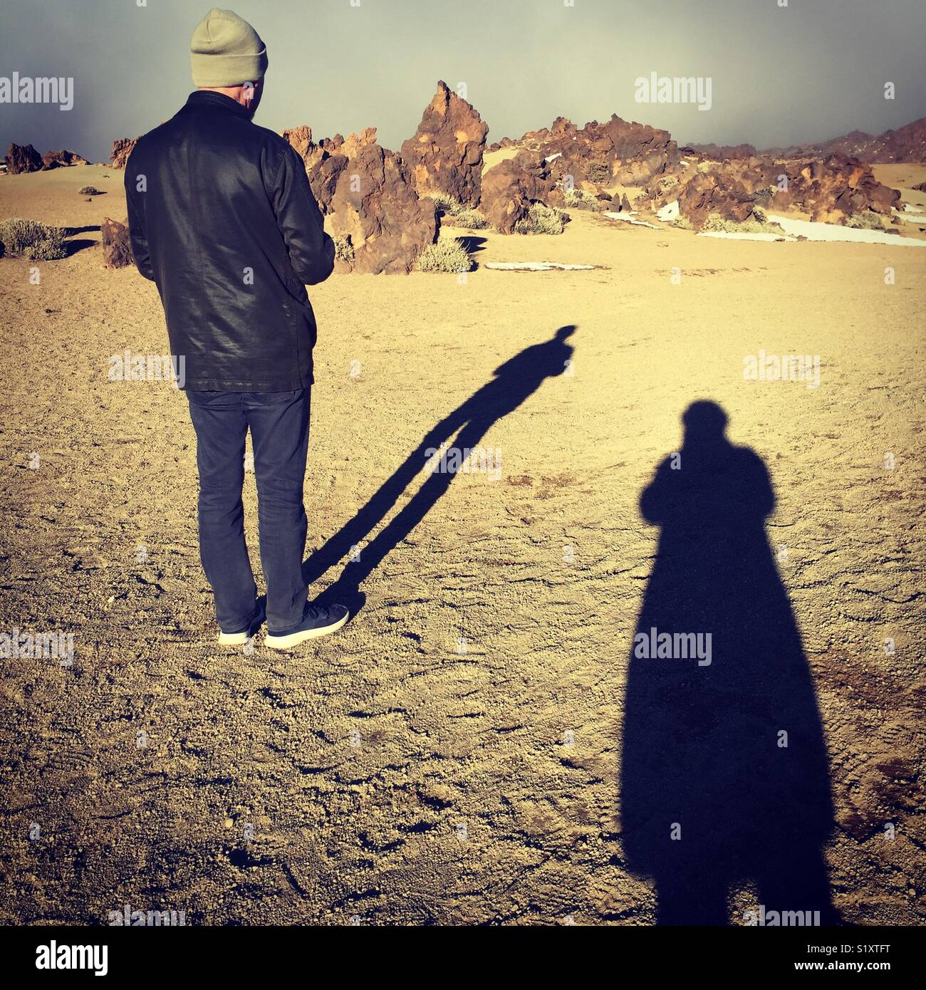 One shadow for two hi-res stock photography and images - Alamy