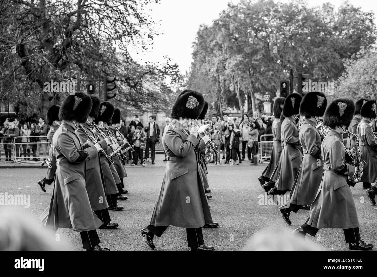 Buckingham palace guards Black and White Stock Photos & Images - Alamy