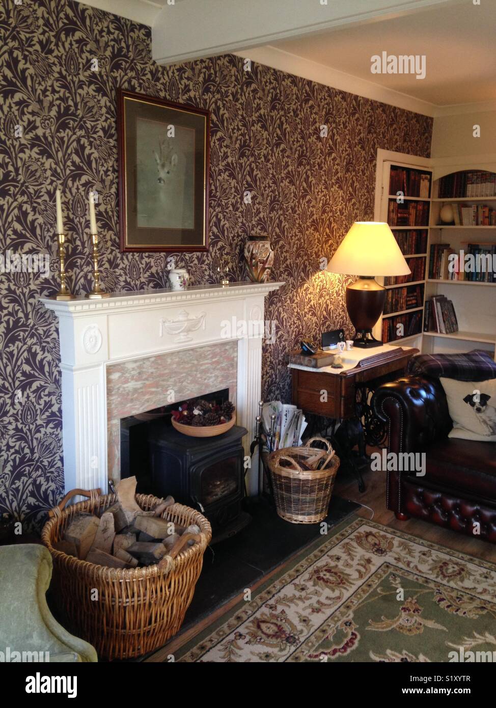 Old fashioned living room hi-res stock photography and images - Alamy