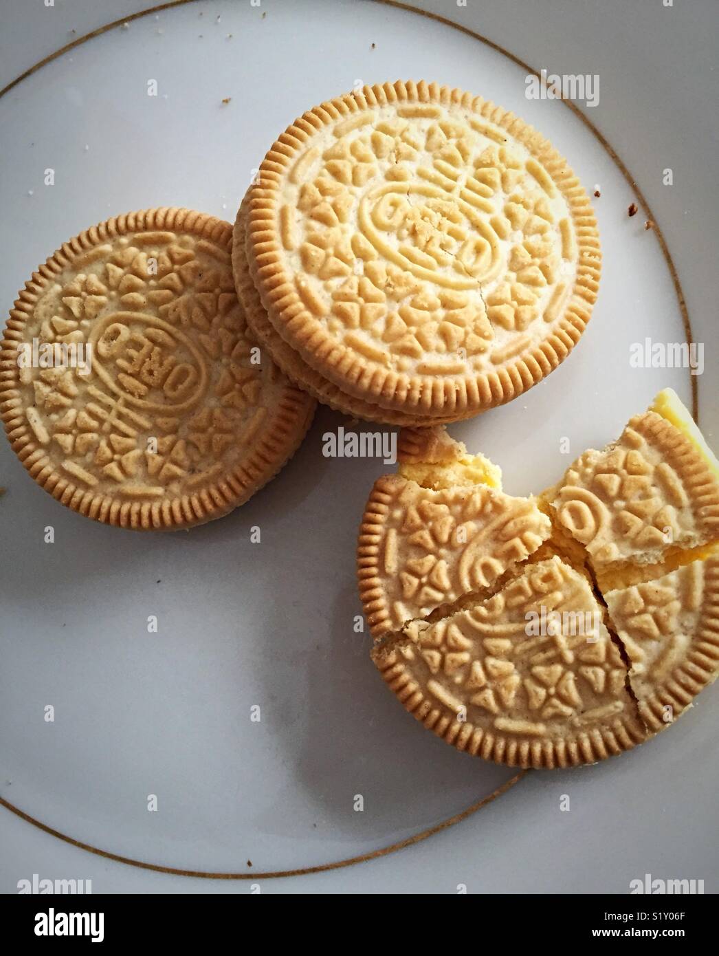 Golden oreos hi-res stock photography and images - Alamy