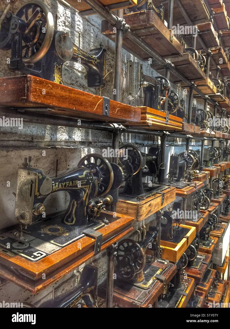Old singer machine hi-res stock photography and images - Alamy