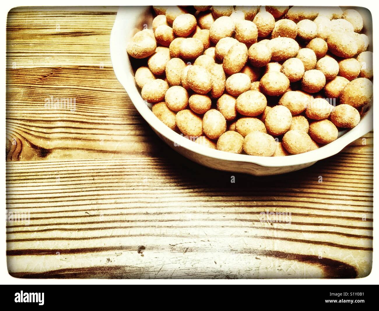Chilli coated roasted peanuts Stock Photo - Alamy