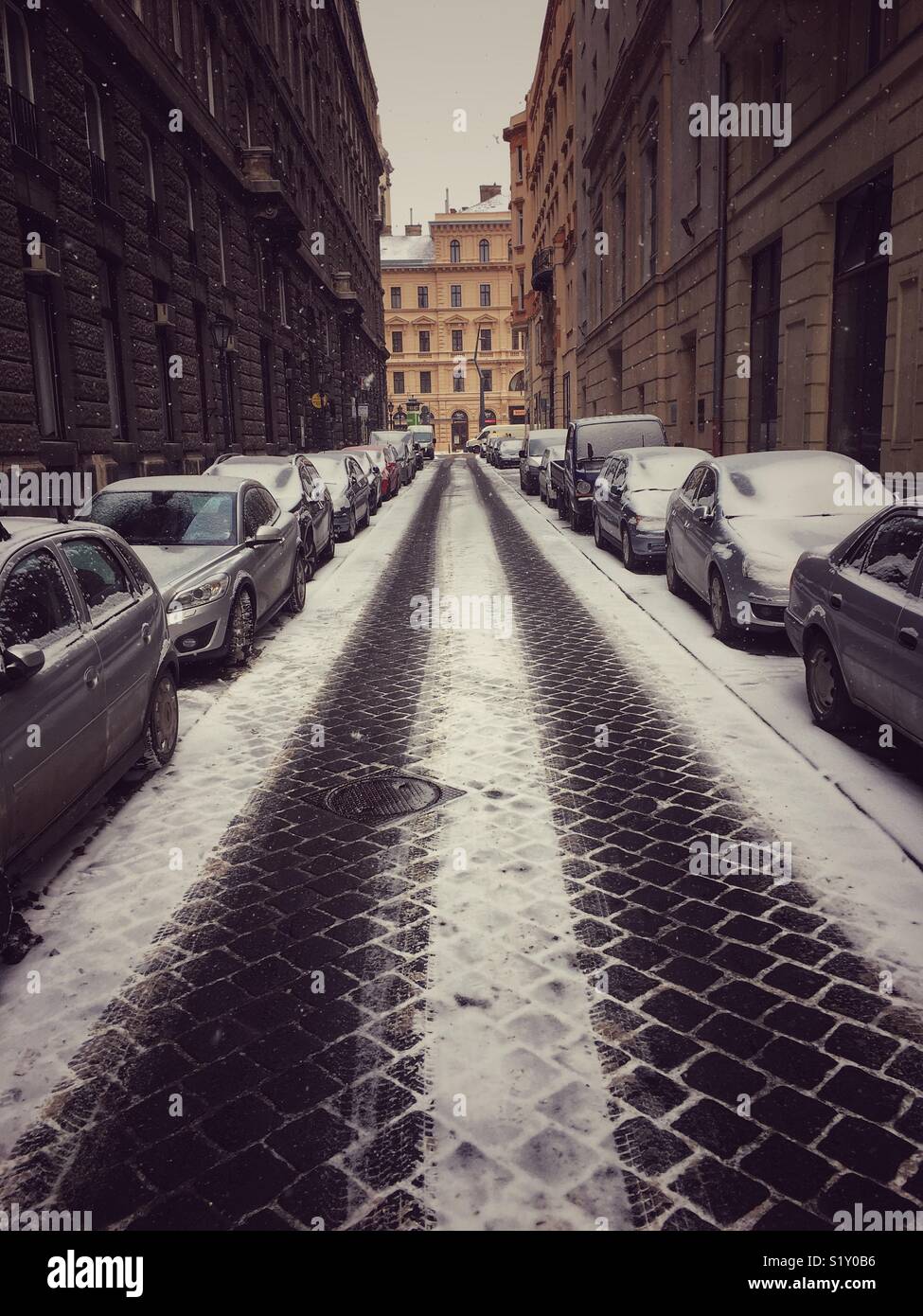 Snowy city street hi-res stock photography and images - Alamy