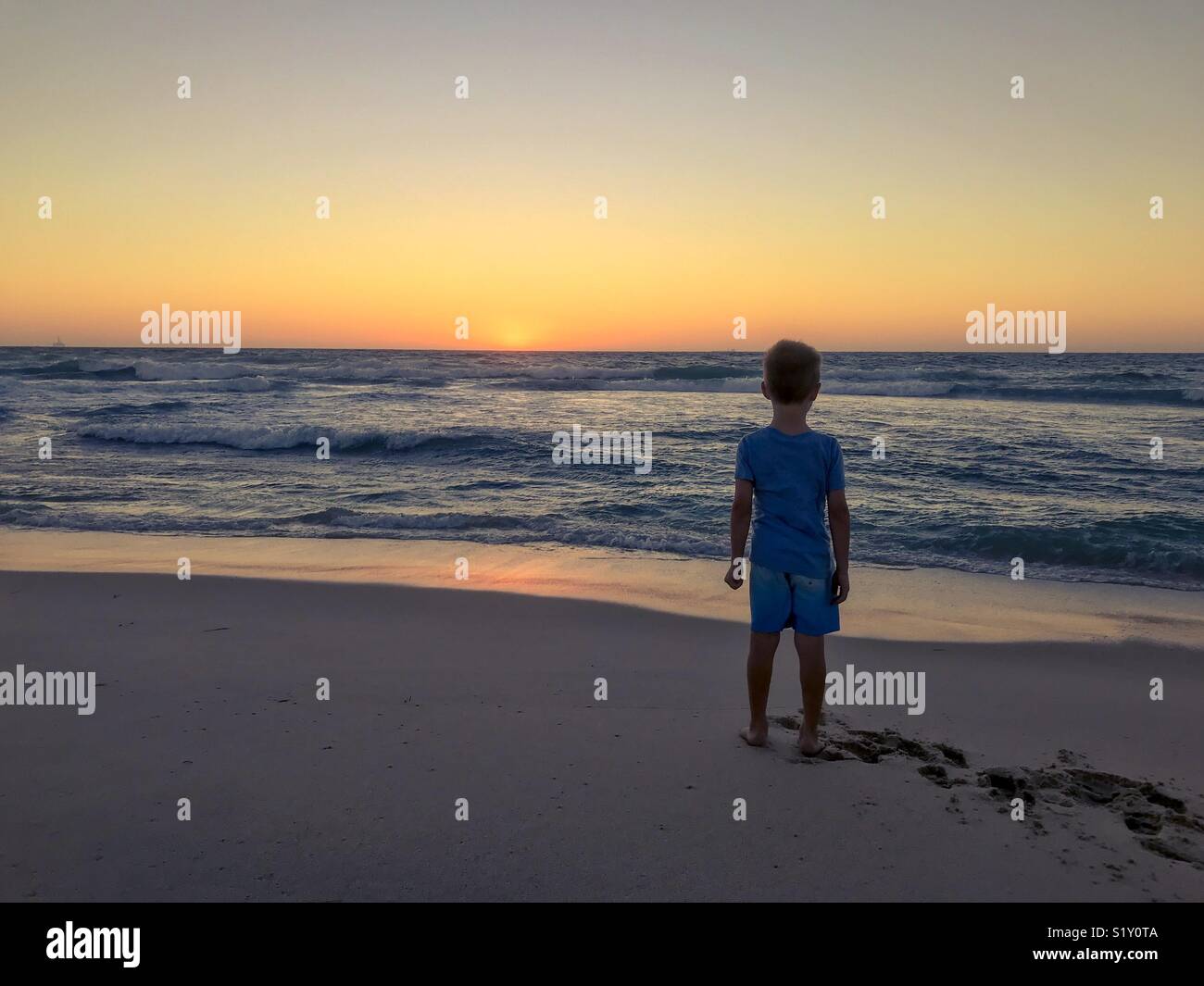 Boy watching the sunset hi-res stock photography and images - Alamy
