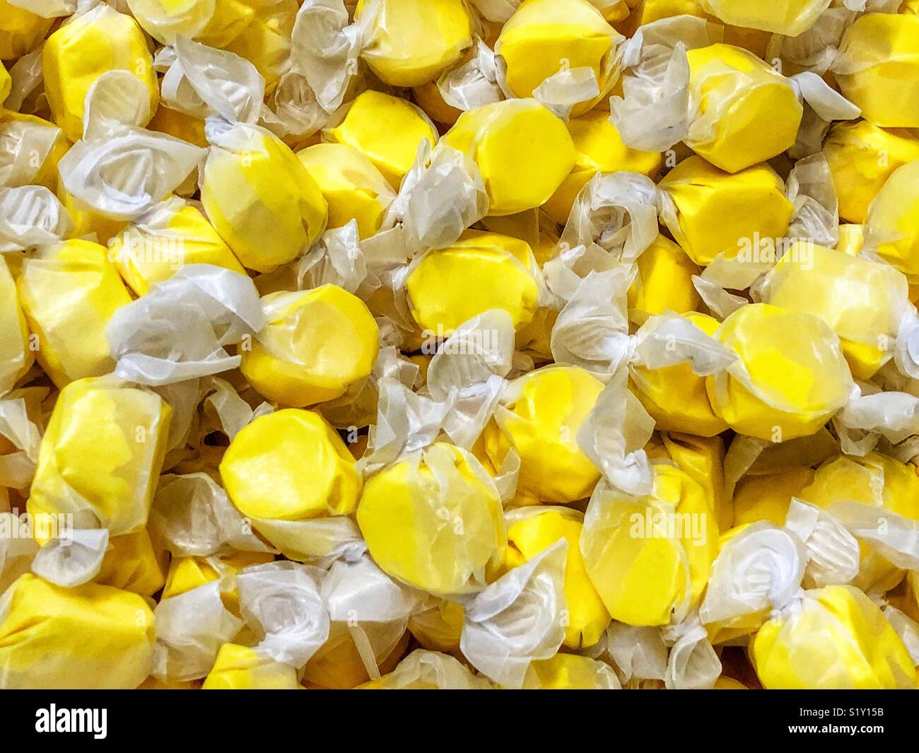 Large number of hollow wrapped taffy candies fill the frame. Wallpaper ...