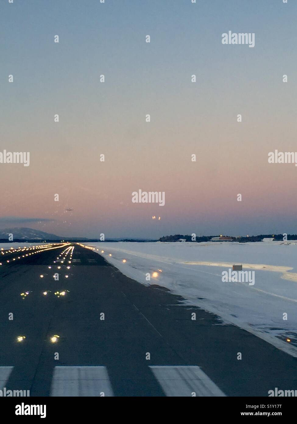 Plane runway lights hi-res stock photography and images - Alamy