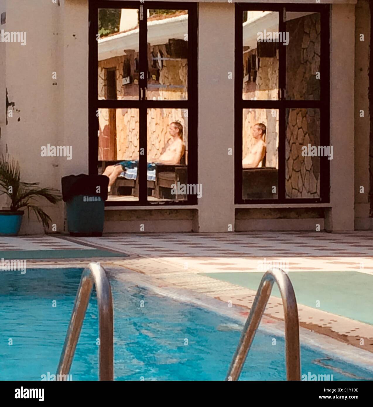 Sunbathing sunbathe pool hi-res stock photography and images - Alamy