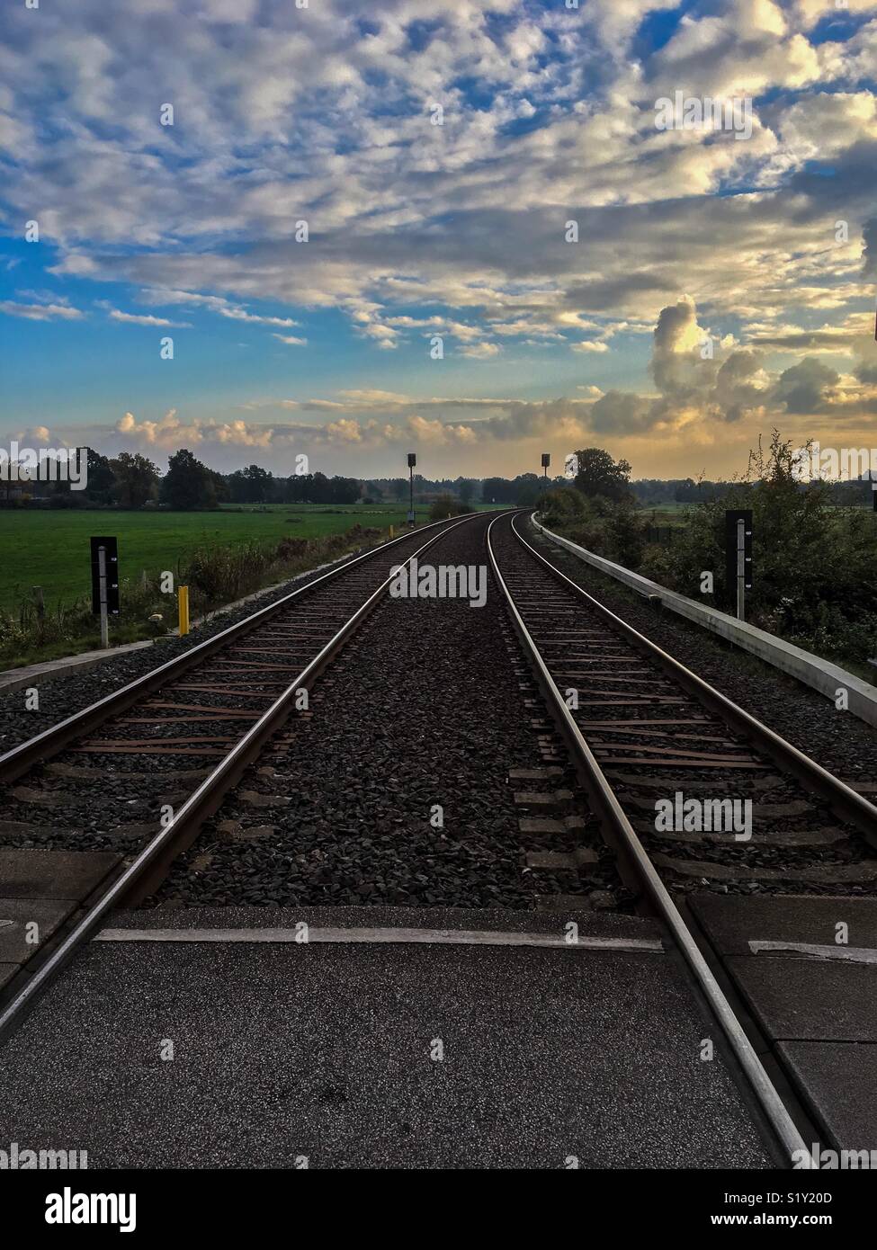 Gleise im Sonnenuntergang Stock Photo - Alamy