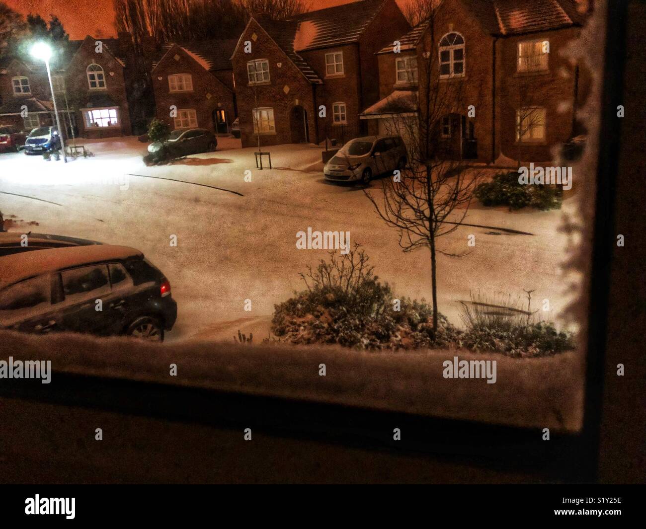 Looking at snow through window hi-res stock photography and images - Alamy