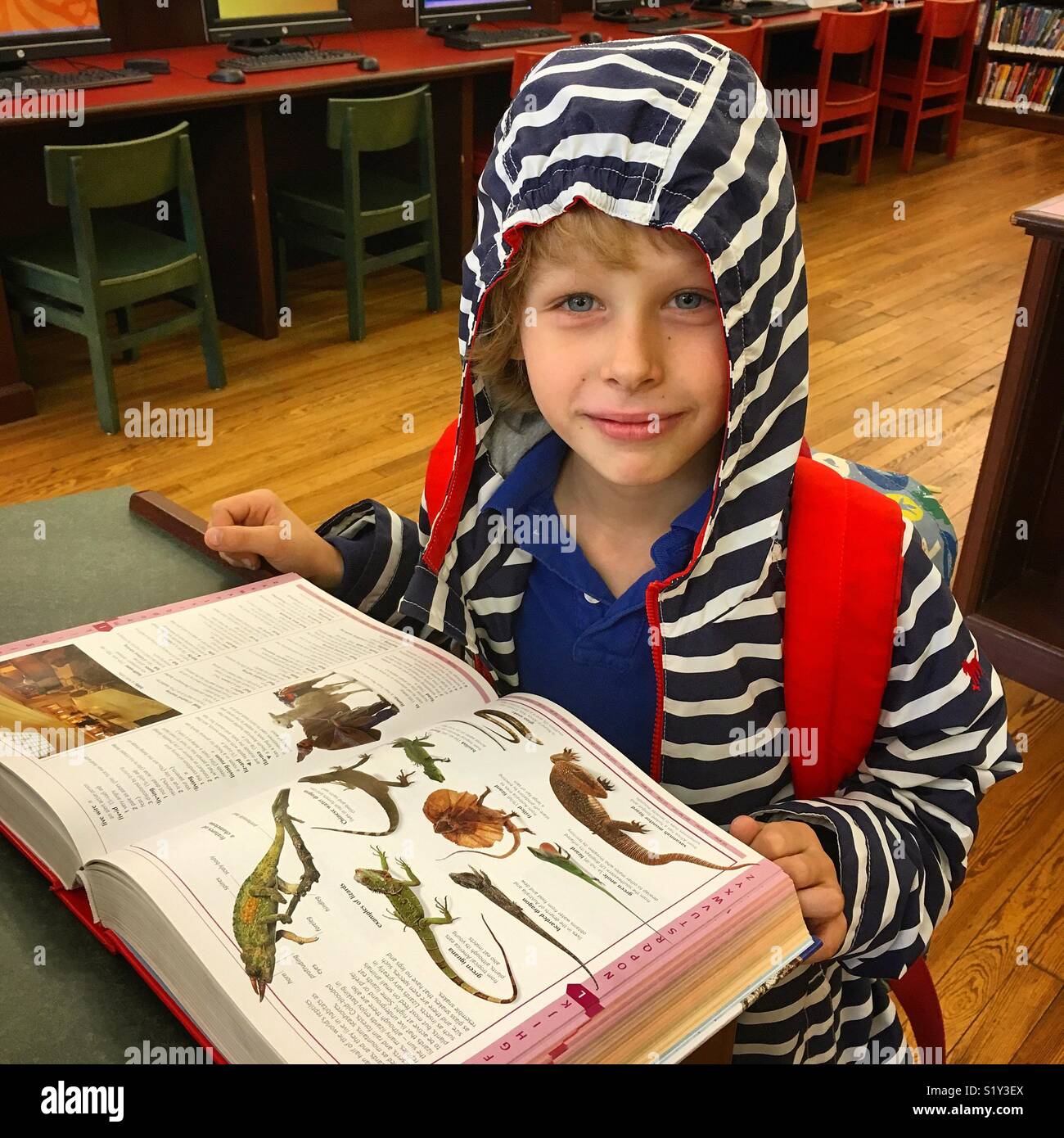 Child library hi-res stock photography and images - Alamy