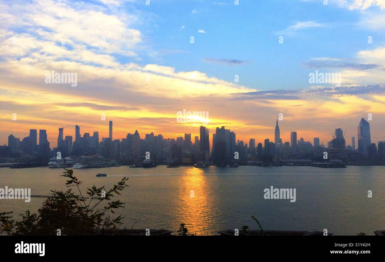 New york city sunrise hi-res stock photography and images - Alamy