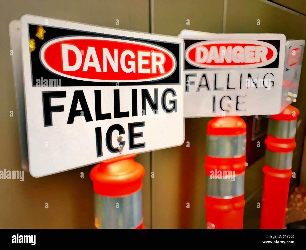 Danger falling ice sign hi-res stock photography and images - Alamy