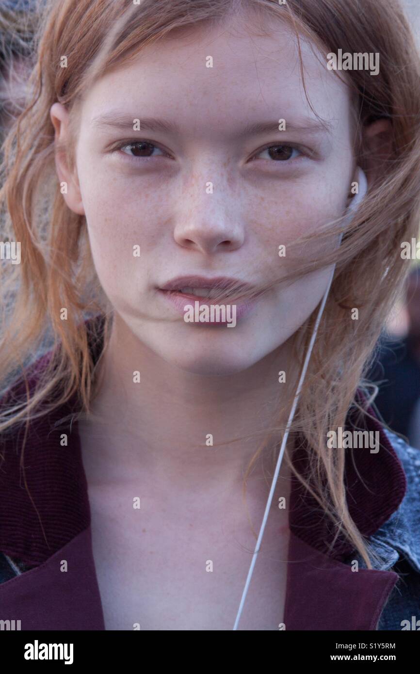 Beautiful glowing skin fashion model no makeup Stock Photo - Alamy