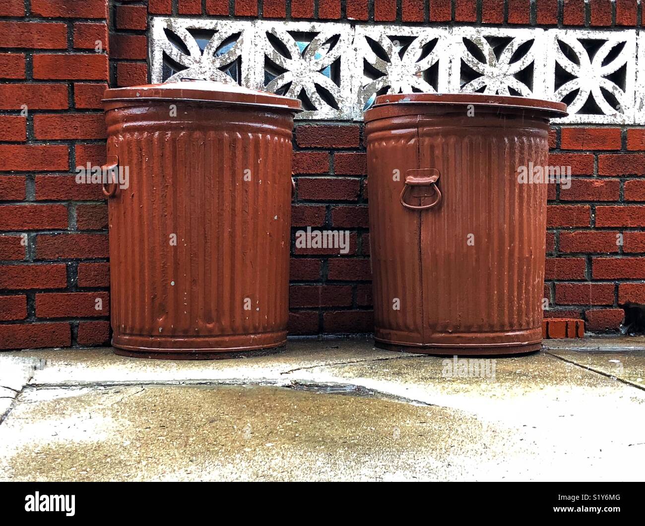 Garbage cans hi-res stock photography and images - Alamy
