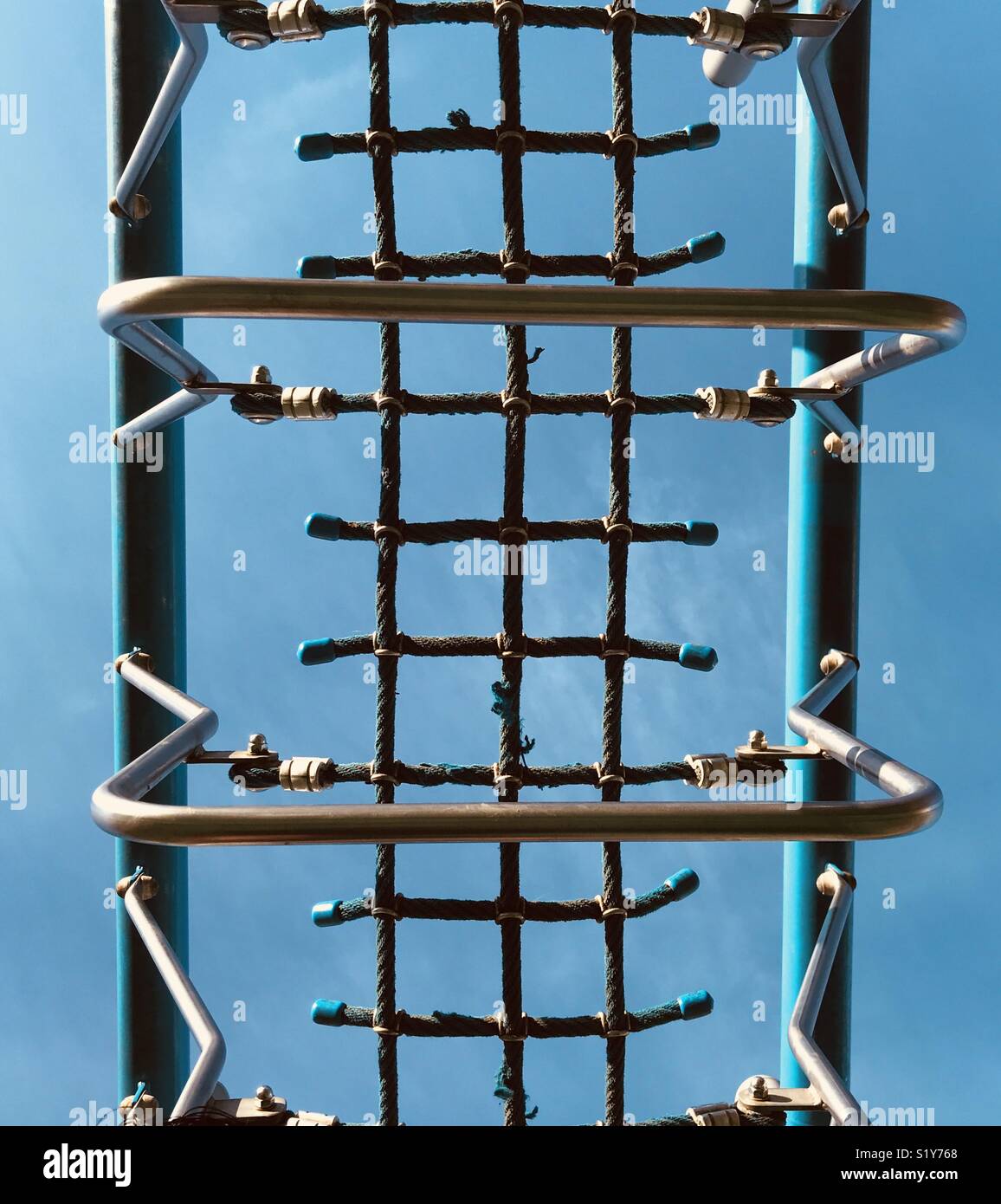 Under à kids bridge structure in à park Stock Photo - Alamy