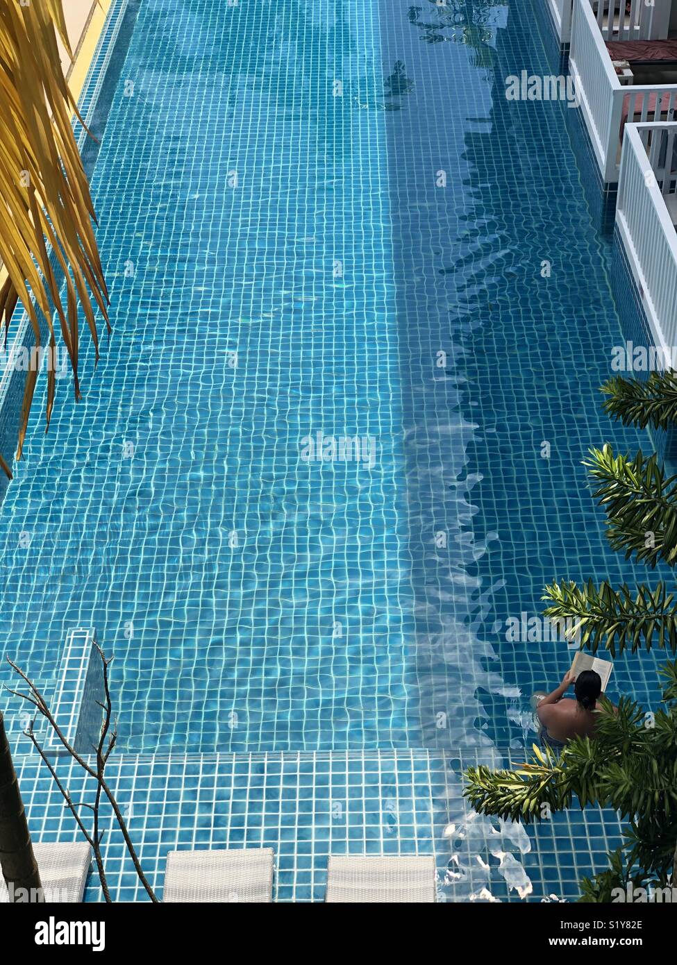 Reading hotel pool hi-res stock photography and images - Alamy