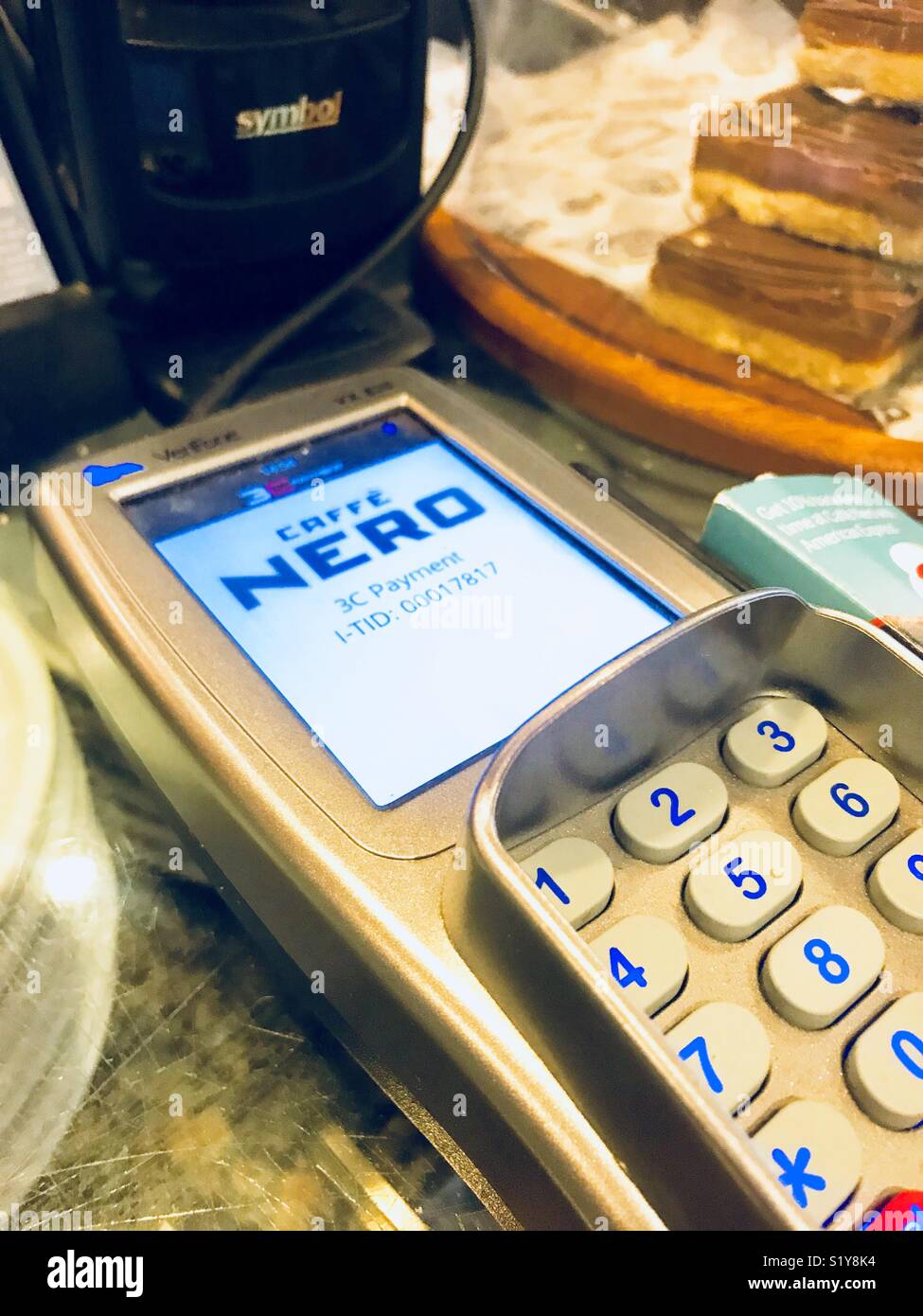 Fone tech shop hi-res stock photography and images - Alamy