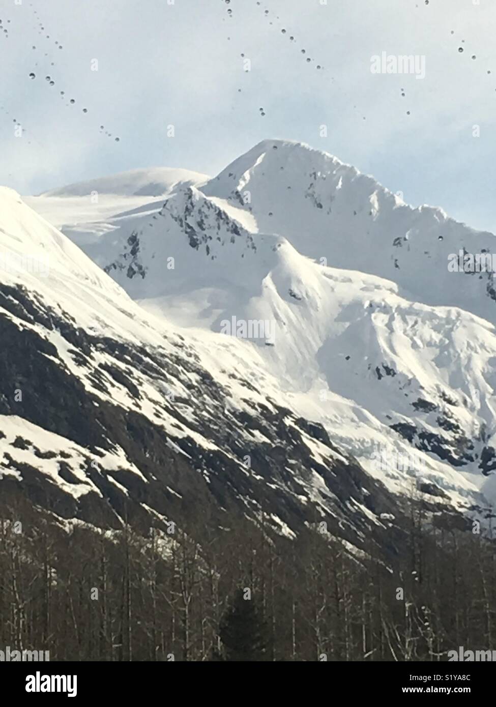 Alaskan mountain covered snow hi-res stock photography and images - Alamy