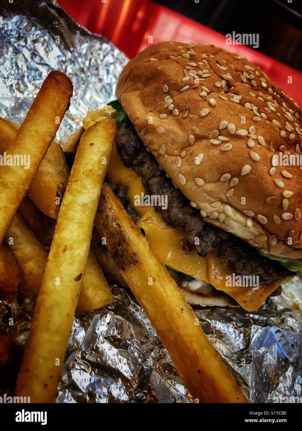 Cheeseburger and chips Stock Photo - Alamy