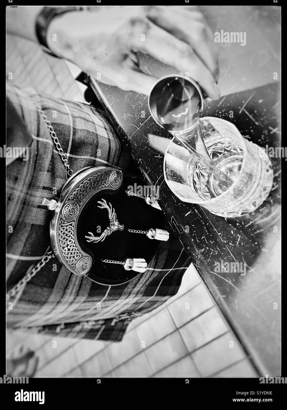 Man in kilt pouring a malt whiskey Stock Photo - Alamy