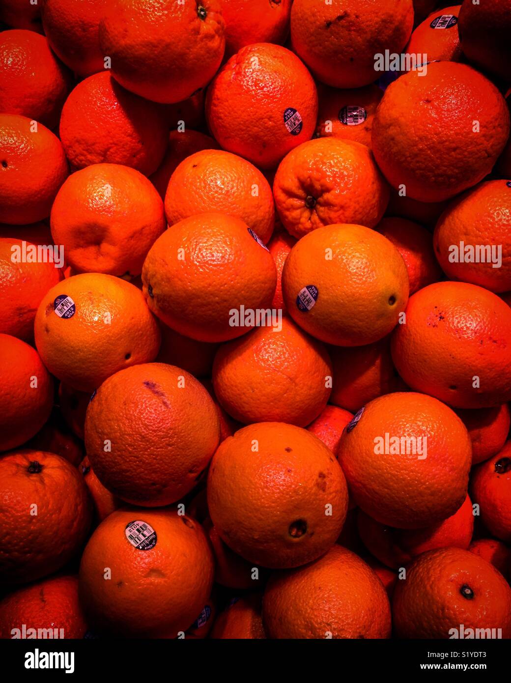 Fresh oranges at the market Stock Photo - Alamy