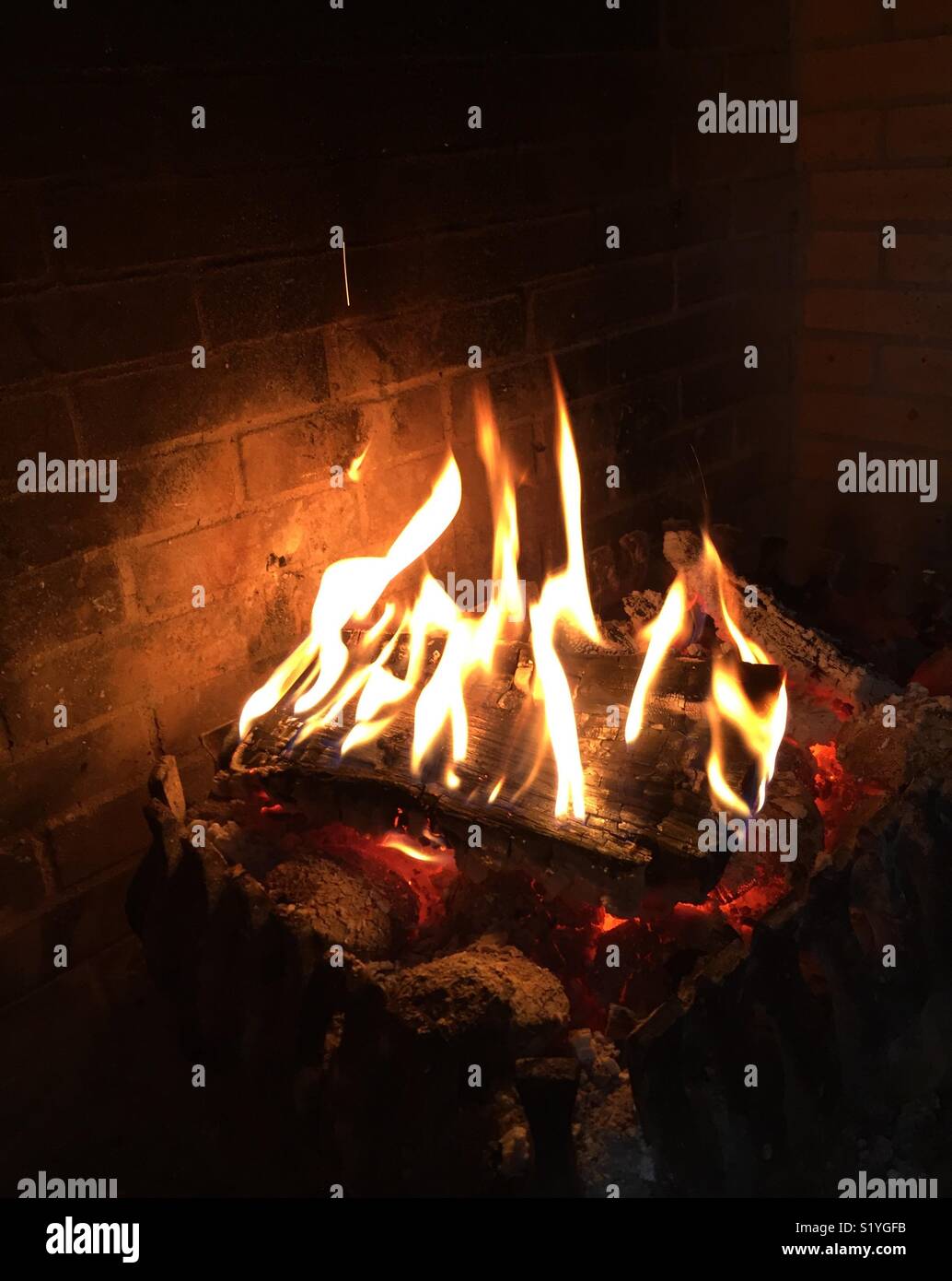 Open fire hi-res stock photography and images - Alamy