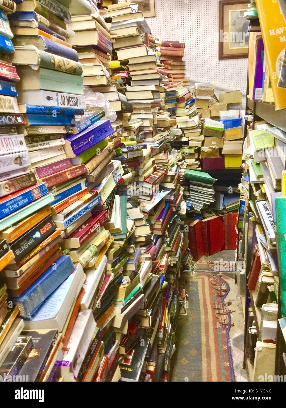 Bookshop crowded shelves hi-res stock photography and images - Alamy