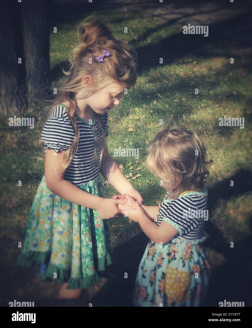 Child sisters holding hands hi-res stock photography and images - Alamy