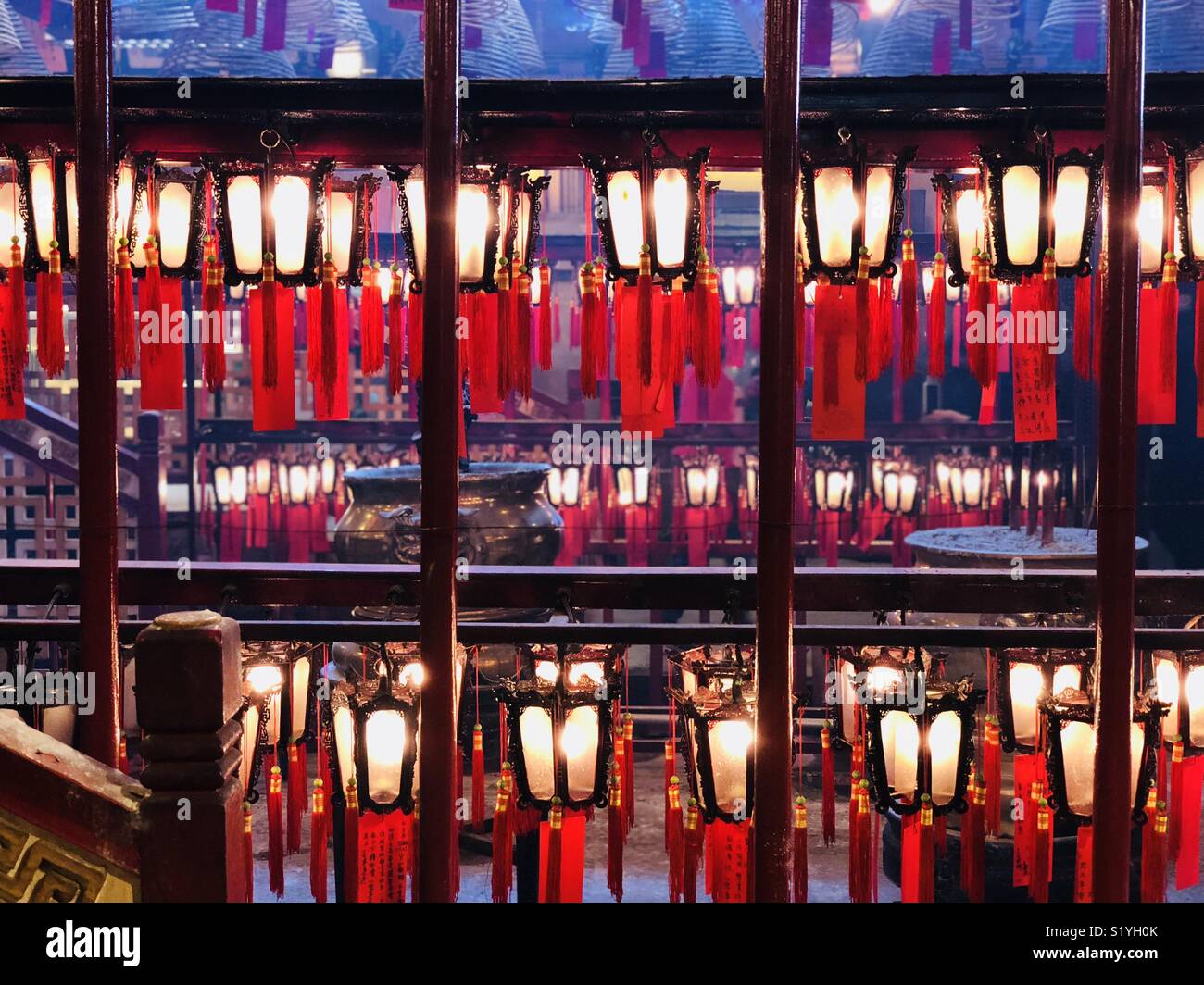 Chinese temple lanterns hi-res stock photography and images - Alamy
